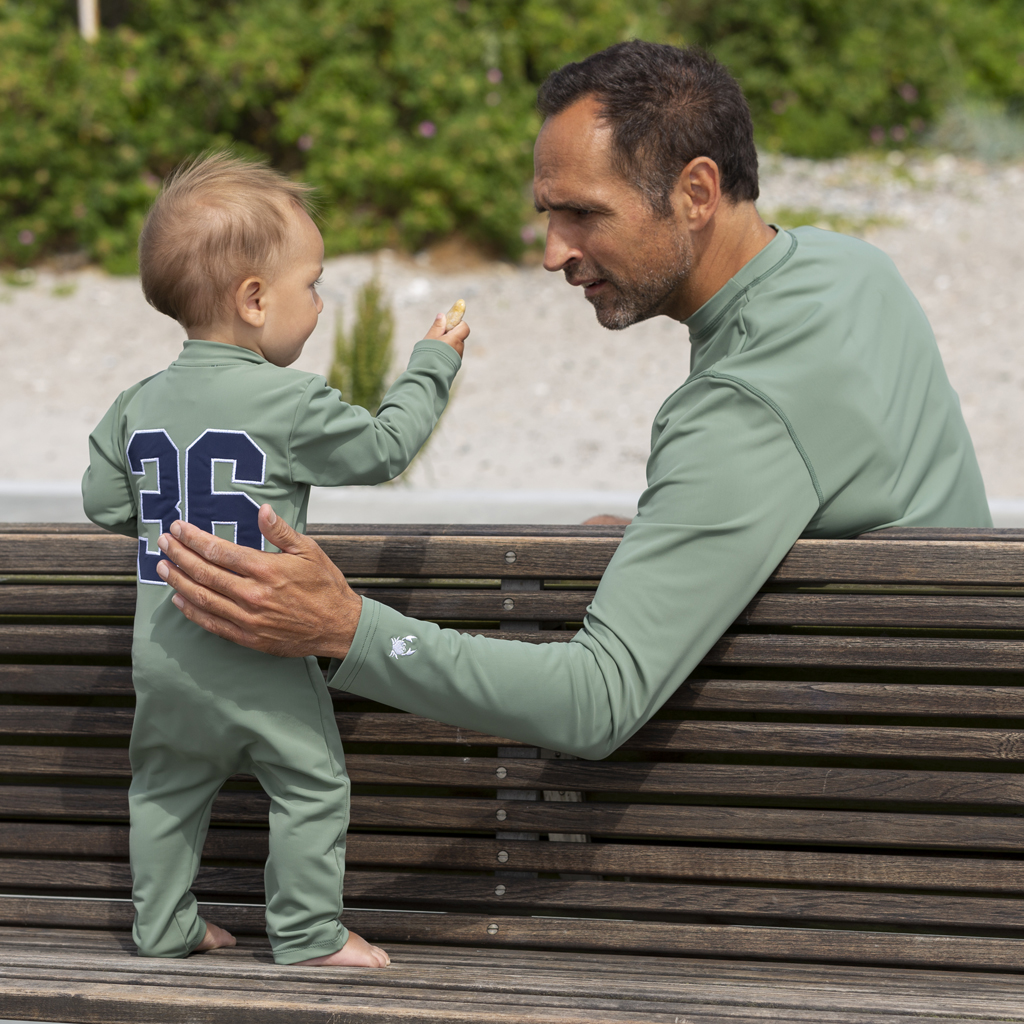 Enzo Man UV-Swimshirt L/S - army - Petit Crabe