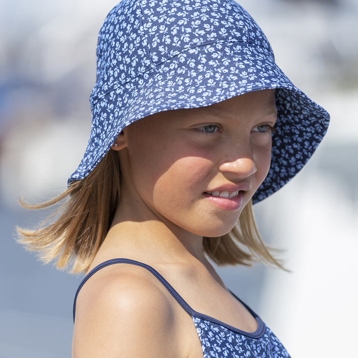 Frey Sun hat - dusty-blue-flowers - Petit Crabe