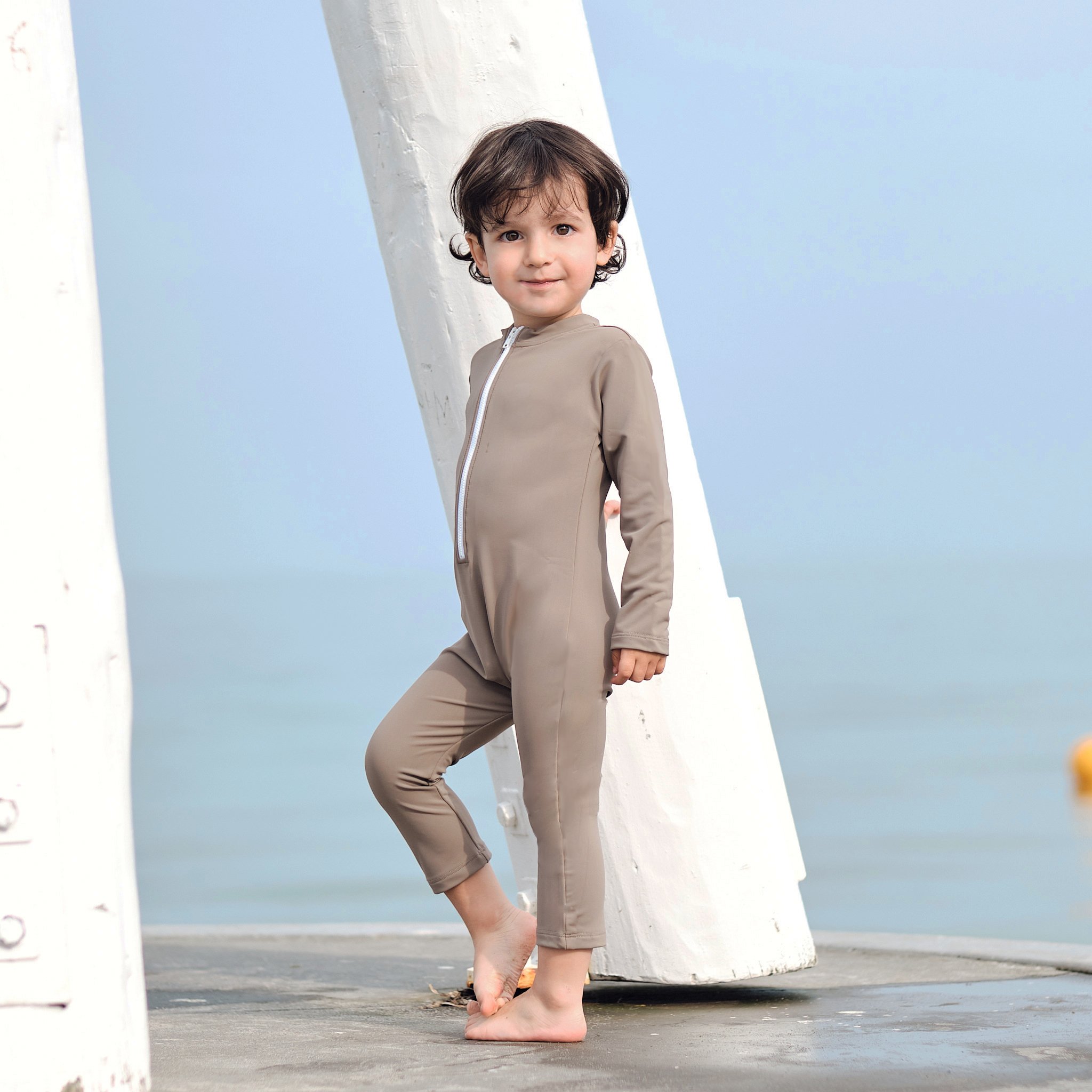 Lou BASIC UV-sunsuit L/S - taupe - Petit Crabe