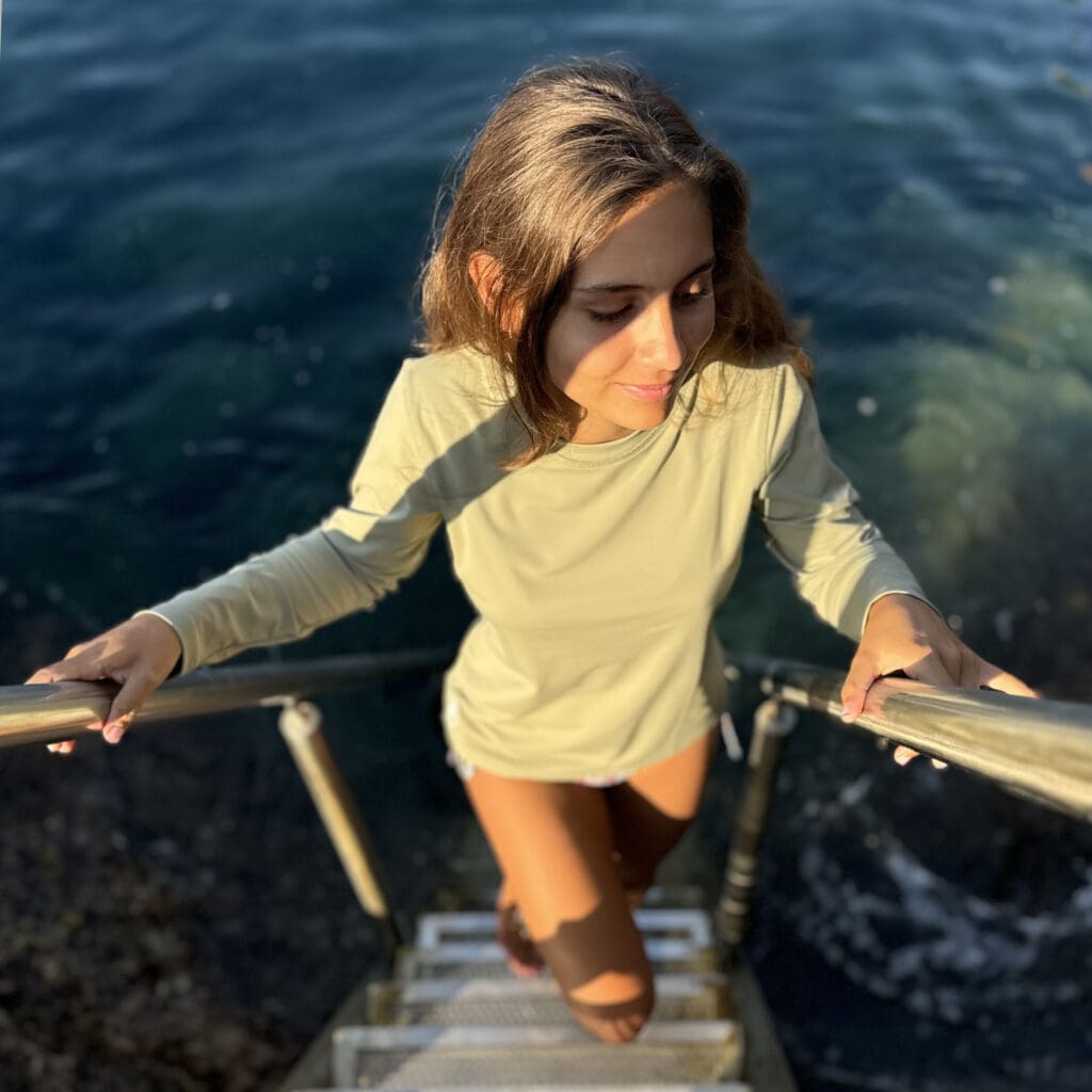 Elle Woman Swimshirt L/S – olive - Petit Crabe